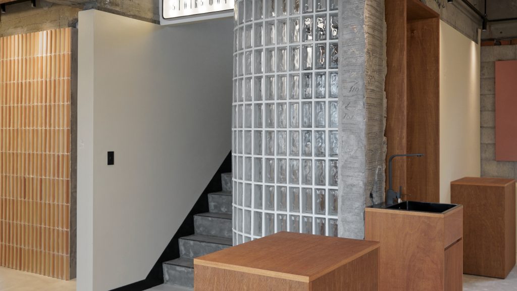 Roll Up Sleeves / minim | CIARTOR = commercial complex